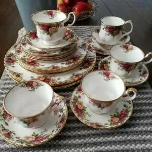 Royal Albert | Dining | Beautiful Royal Albert Old Country Roses ...